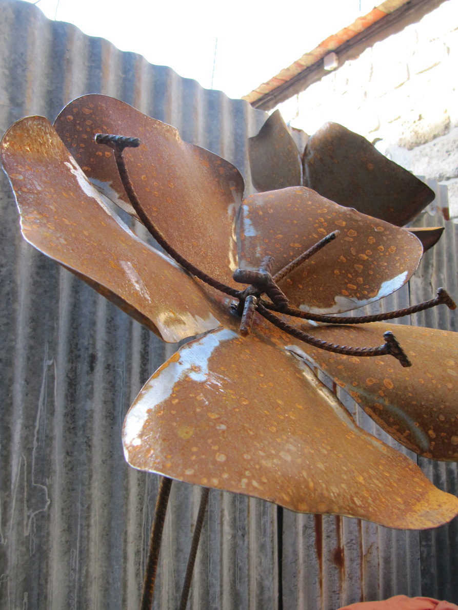 Great flower sculpture | Flower sculptures, Junk art, Garden art