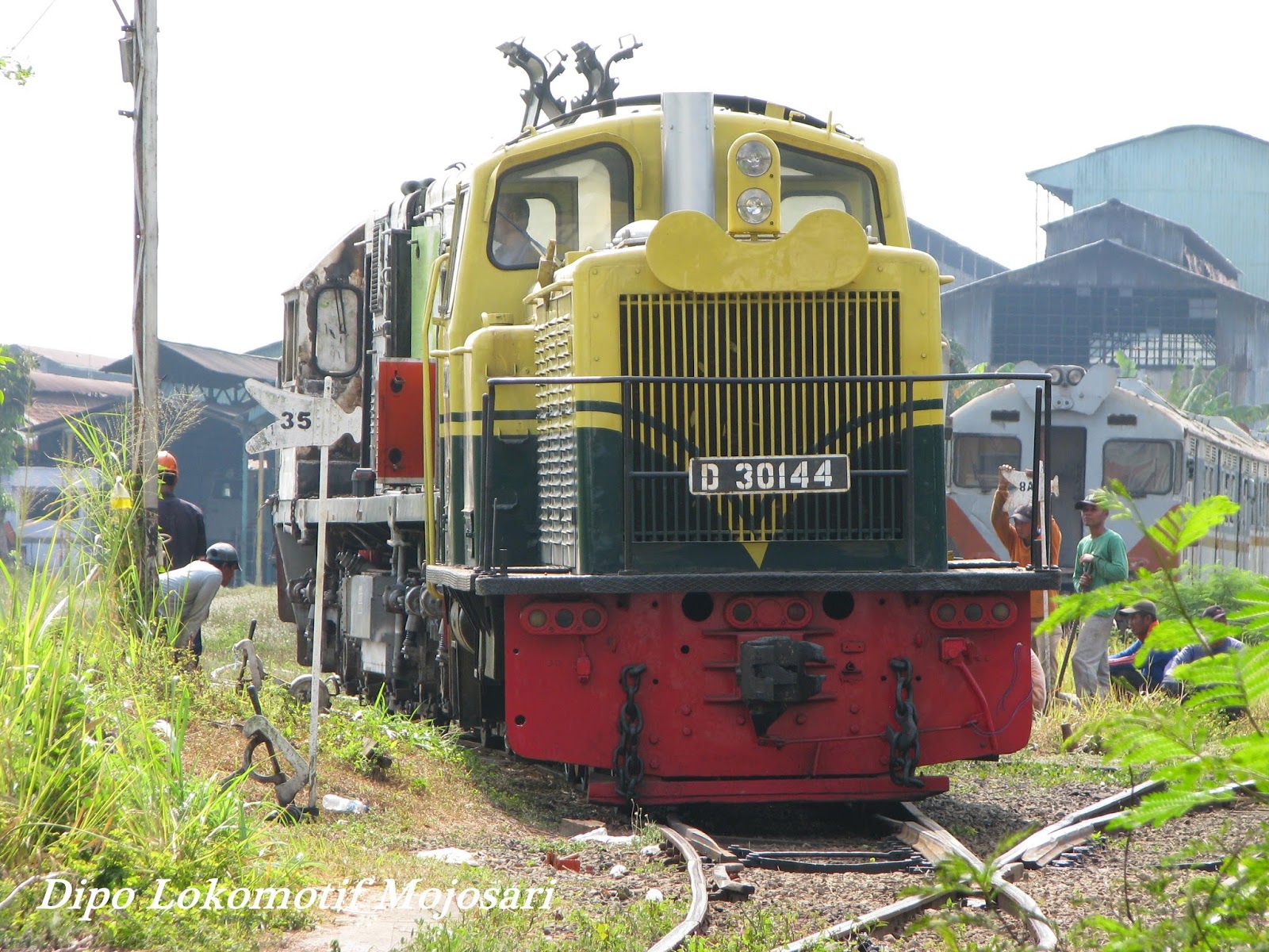 .: Melihat Langsiran Lokomotif D301 44 di Balai Yasa Pengok Yogyakarta ...