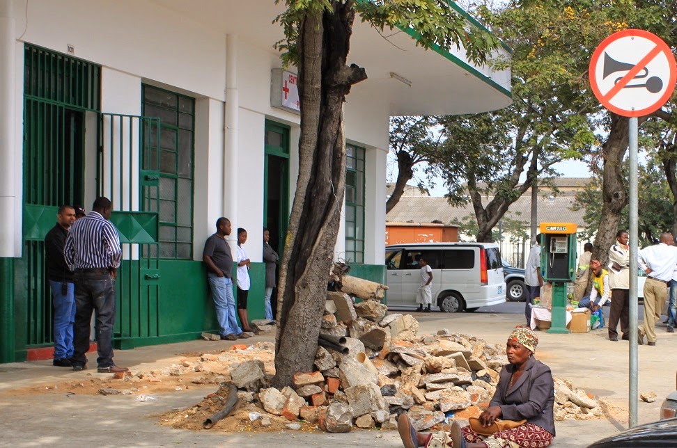 Edifício dos CFM art deco modernista na Praça dos Trabalhadores, Maputo.