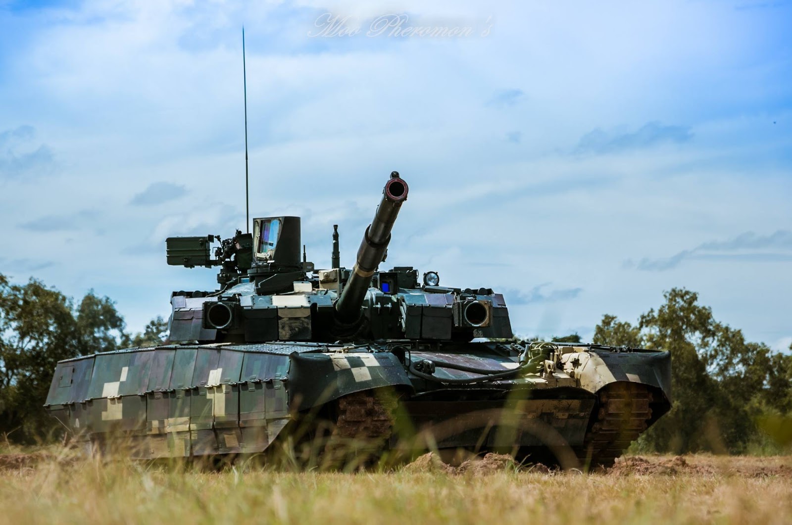 THAIDEFENSE-NEWS: รถถังหลัก OPLOT ของกองทัพบกไทย ในสนามฝึก..