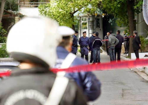 ΝΕΩΤΕΡΑ ΑΠΟ ΤΟ ΔΙΠΛΟ ΦΟΝΙΚΟ ΣΤΟΝ ΚΟΡΥΔΑΛΛΟ...!!! ΣΚΟΤΩΣΕ ΤΗΝ ΑΔΕΡΦΗ ΤΟΥ ...