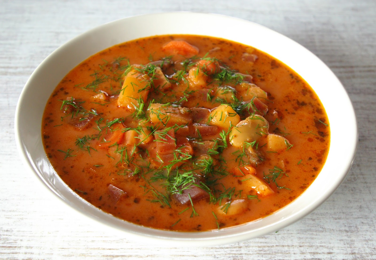 Barszcz zabielany z warzywami.