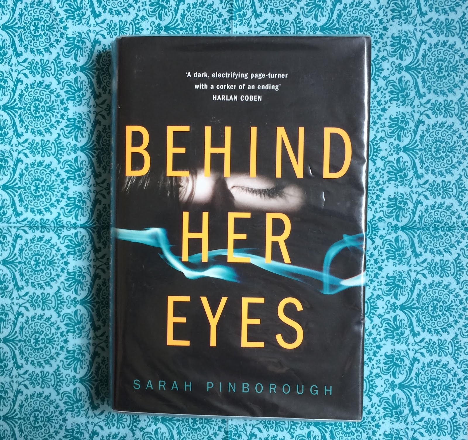 Mati's Mini Books reviews: Book Review: Behind her eyes - S. Pinborough
