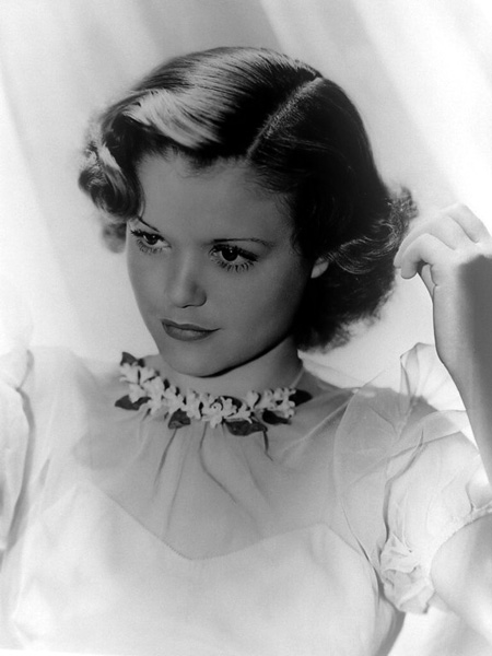 Dazzling Divas: Simone Simon