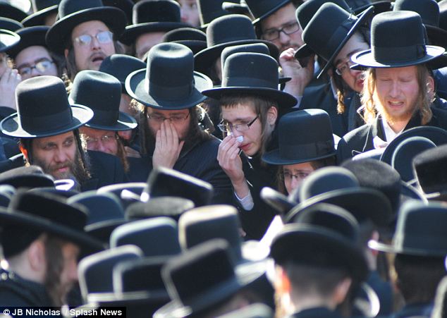 Audstermania: Stunning Images of Hasidic Jews Gathering on the Streets ...
