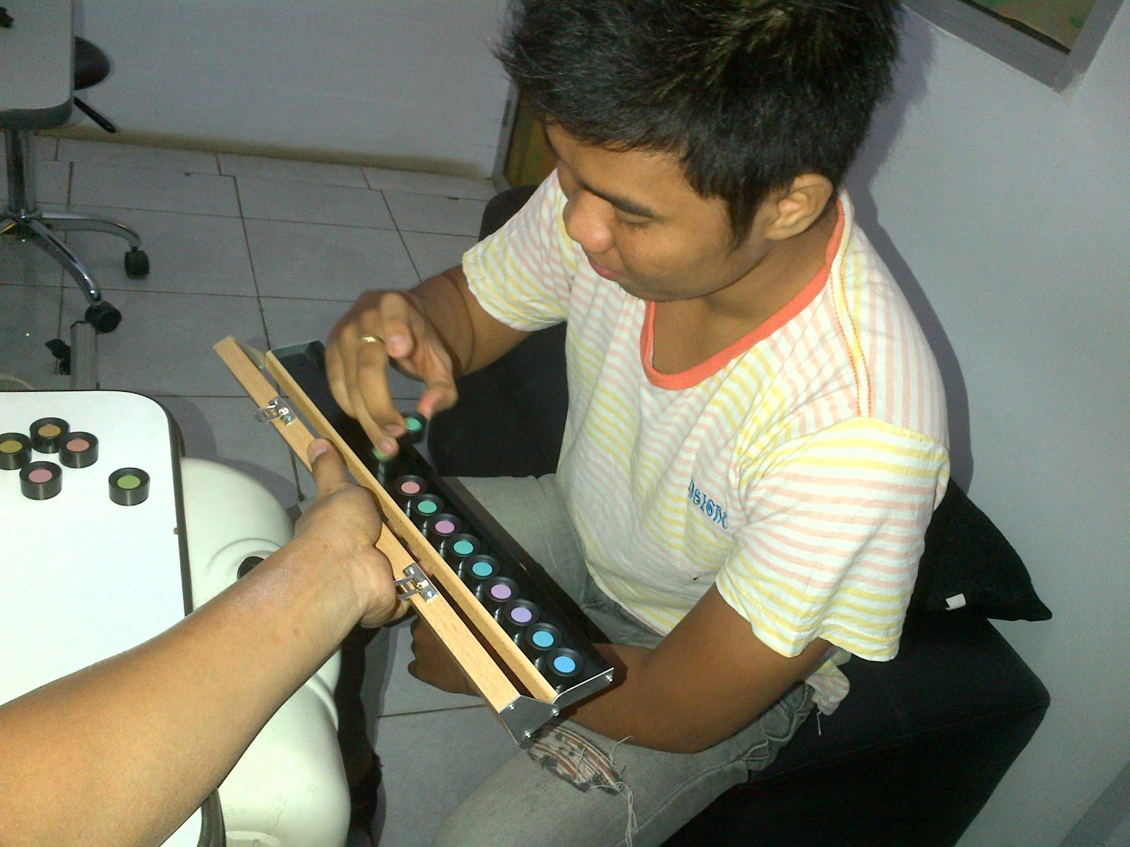 kesehatan mata: Farnsworth dichotomous test for color blindness