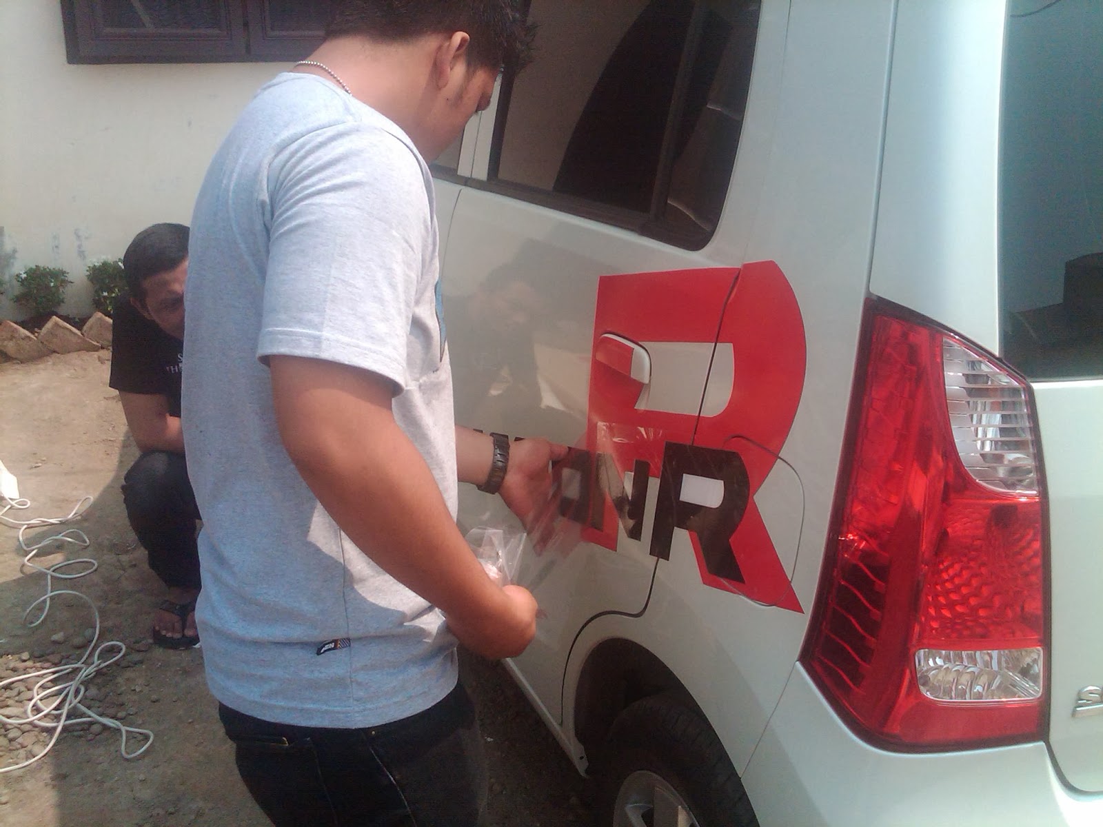 Pemasangan Sticker Branding Suzuki Wagon R - insertmedia | Jasa Desain ...