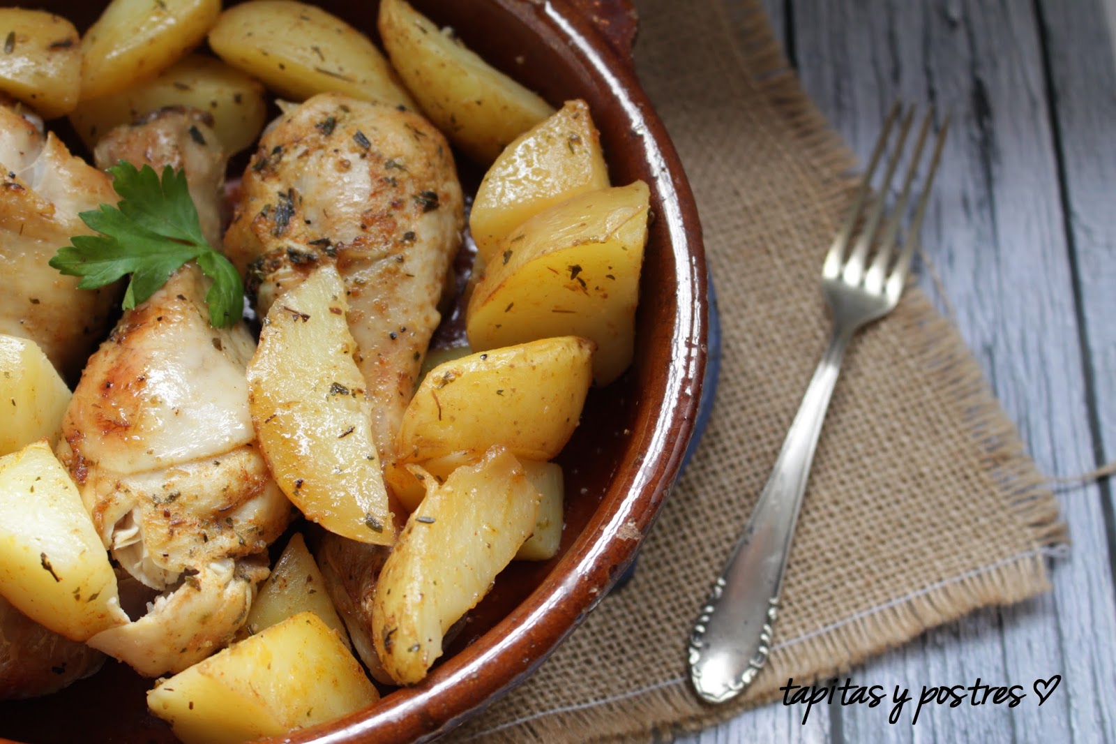 Tapitas y Postres: Jamoncitos de pollo con patatas cajún.