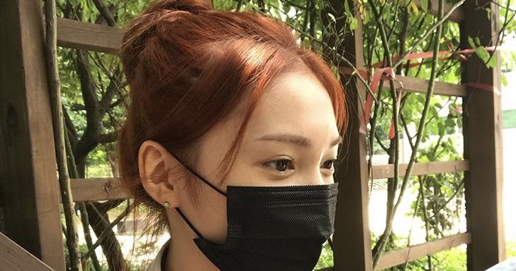 theqoo: Produce 48 Kim Choyeon nhuộm tóc và thay đổi dáng lông mày