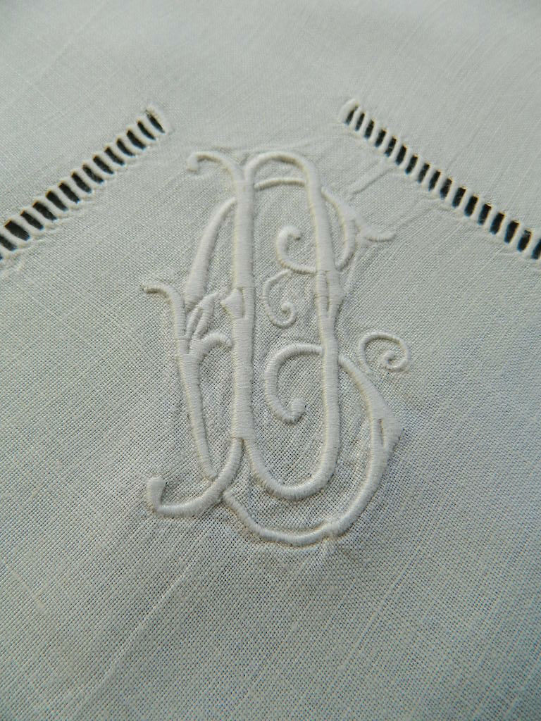 THE ANTIQUE LINEN CUPBOARD