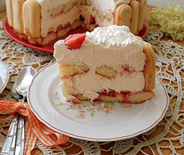 Arome si culori : Tort cu mascarpone si capsuni