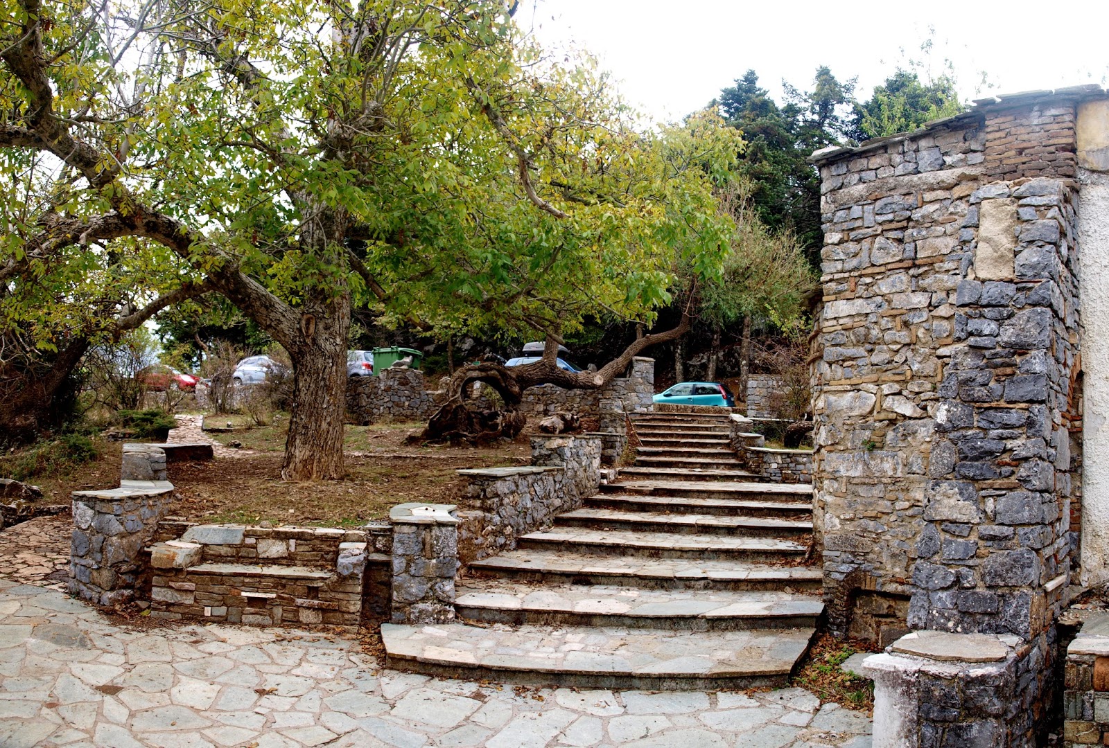 AMATEUR PHOTOGRAPHER: ΠΑΡΝΗΘΑ. Η ΜΟΛΑ (το εκκλησάκι του Αγ. Πέτρου )