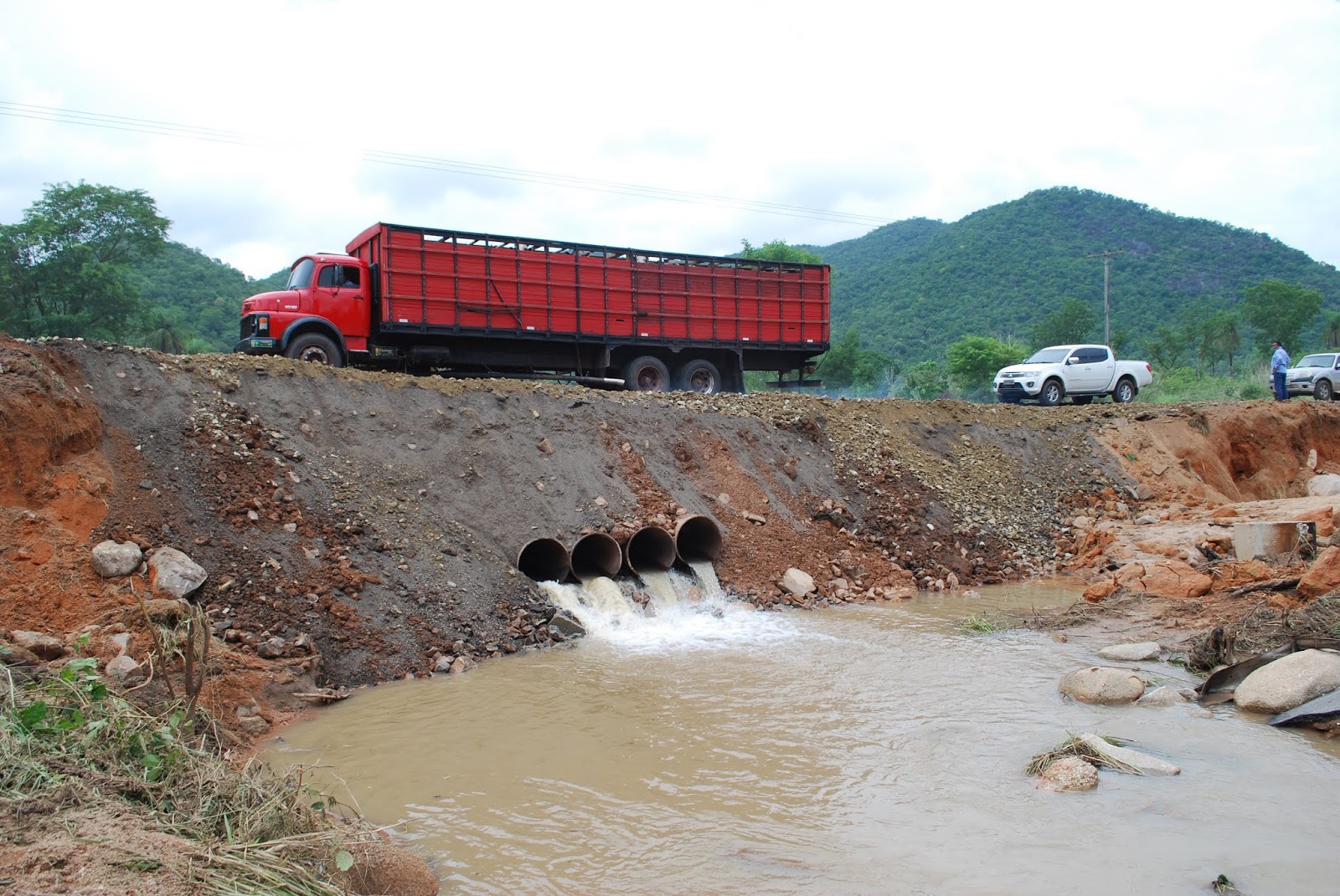 .: Depois de mais de 30 horas de interrupção o tráfego na Rodovia BR ...