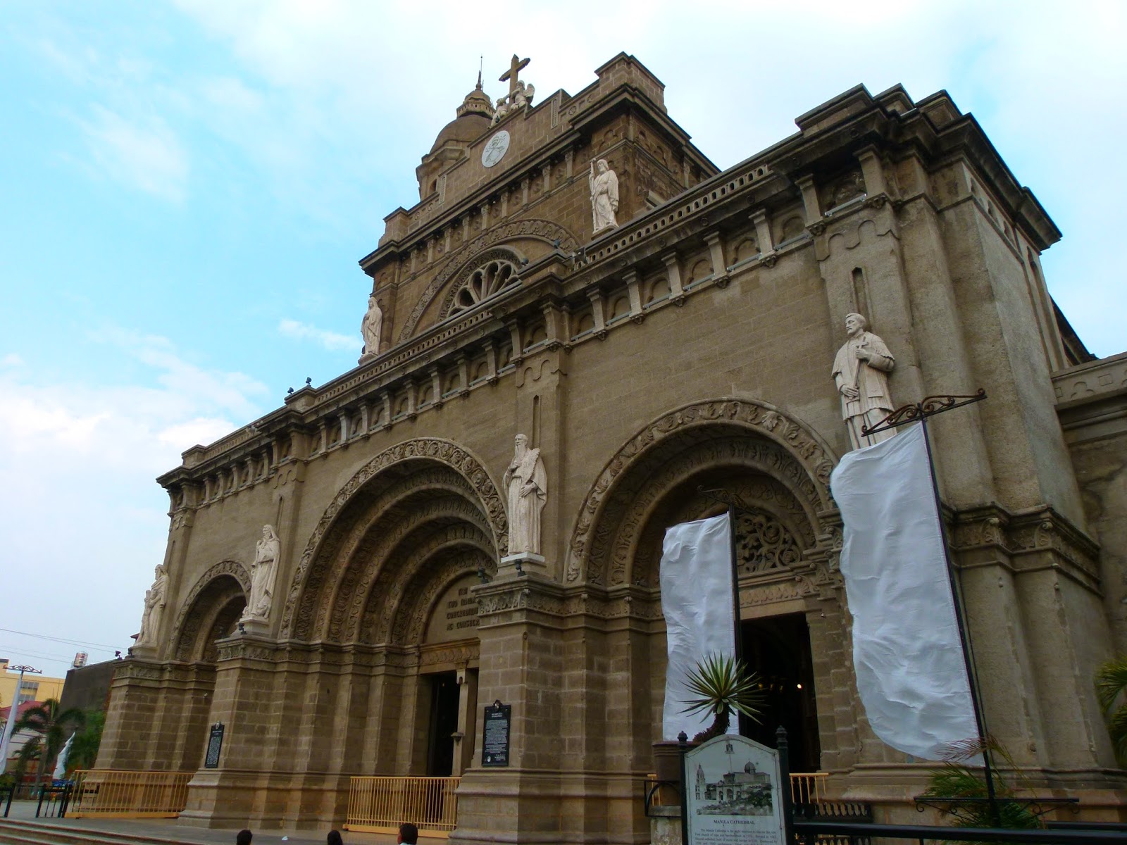SUNDAY TRIP: THE MANILA CATHEDRAL - Lakwatserong Tsinelas