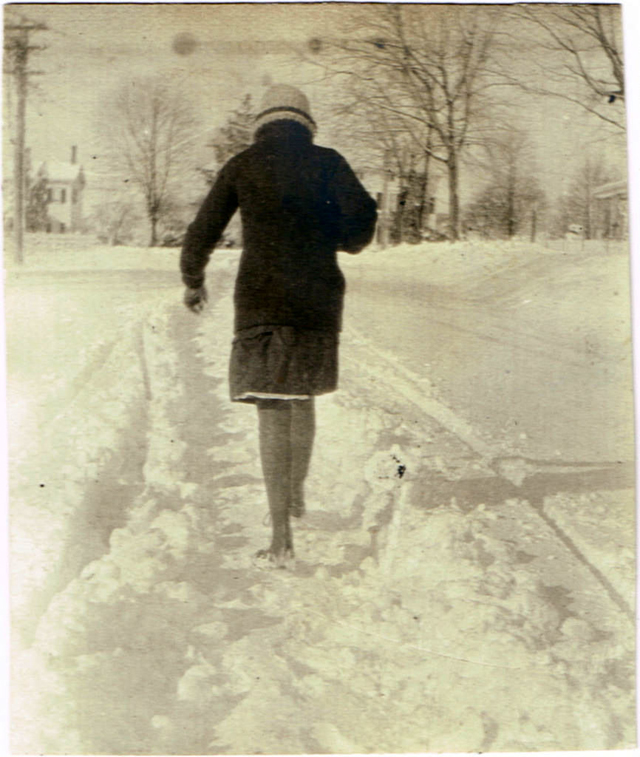47 Interesting Found Snapshots of People Seen From Behind ~ Vintage ...