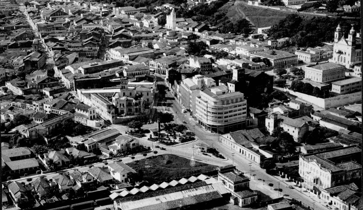 Foto aérea do centro de Maceió, ao centro praça dos palmares com o ...