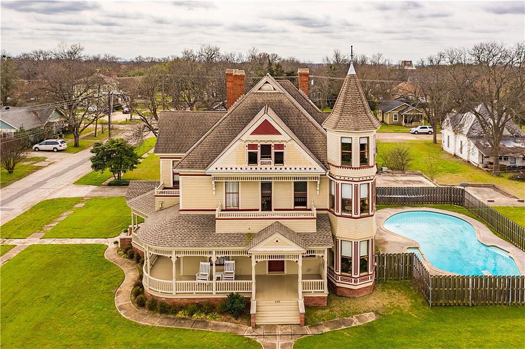 Sweet House Dreams: 1898 Queen Anne Victoain in Hillsboro, Texas