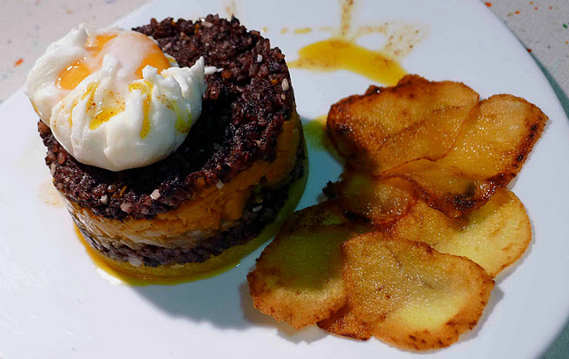 COCINAR SIN MIEDO: TIMBAL DE MORCILLA RÍOS CON CALABAZA y HUEVO POCHÉ