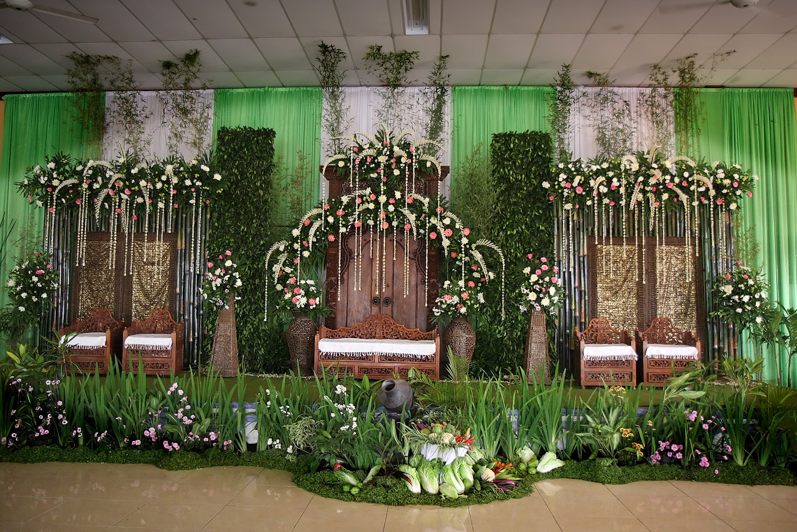 BUNGA DEKOR: DEKORASI MOTIF TRADISIONAL DI GEDUNG