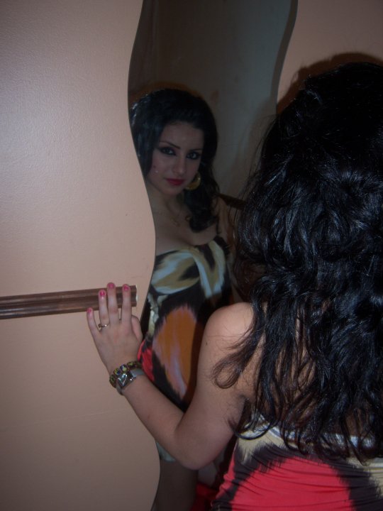 Arab Queen Pics : Libyan model front of mirror