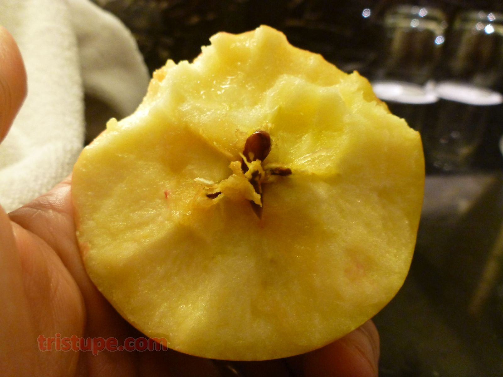 How To Eat An Apple Like A Man ~ TRISTUPE.COM