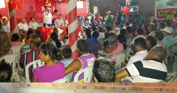 Centenas de pessoas recebem Flávio Dino em Urbano Santos