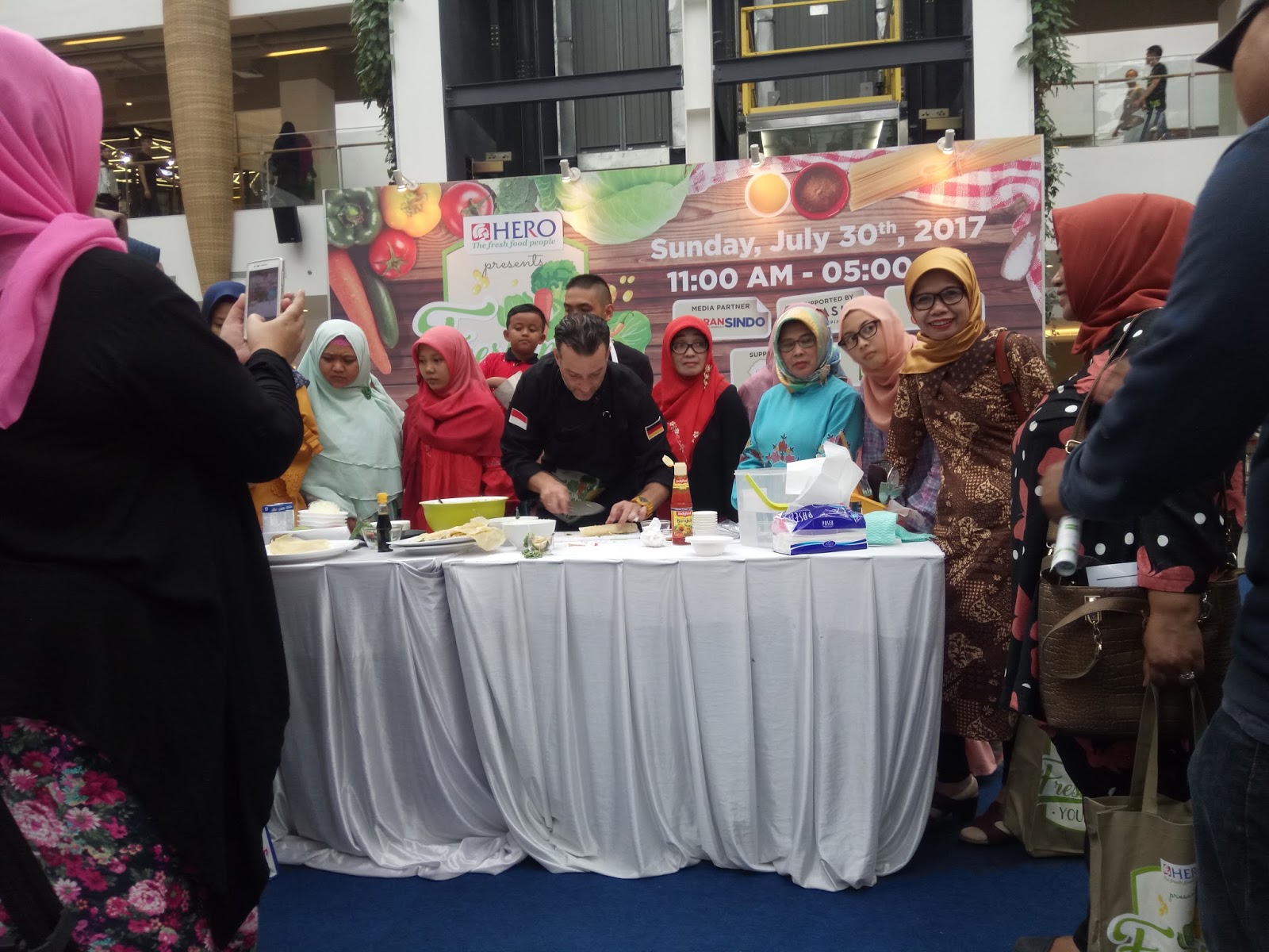 Hero COOKING DEMO: HERO. COLD LUMPIA Atrium 23 Paskal Hyper Square Bandung