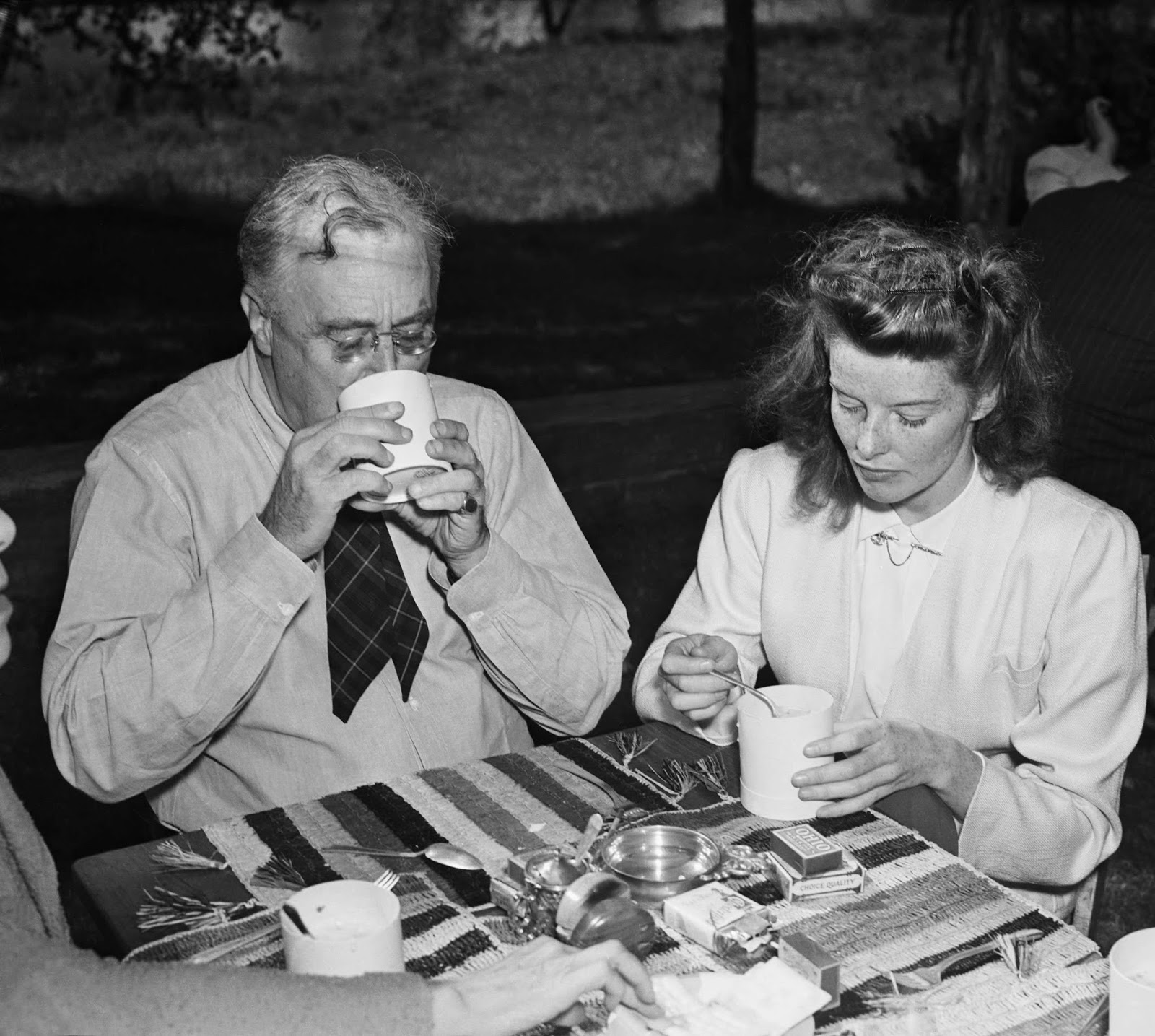 CELEBRITIES EATING; om nom nom nom - Page 13 - The L Chat