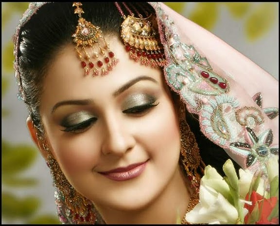 Wedding Planner: A tribute to side Maang Tika, Jhumar and Passa