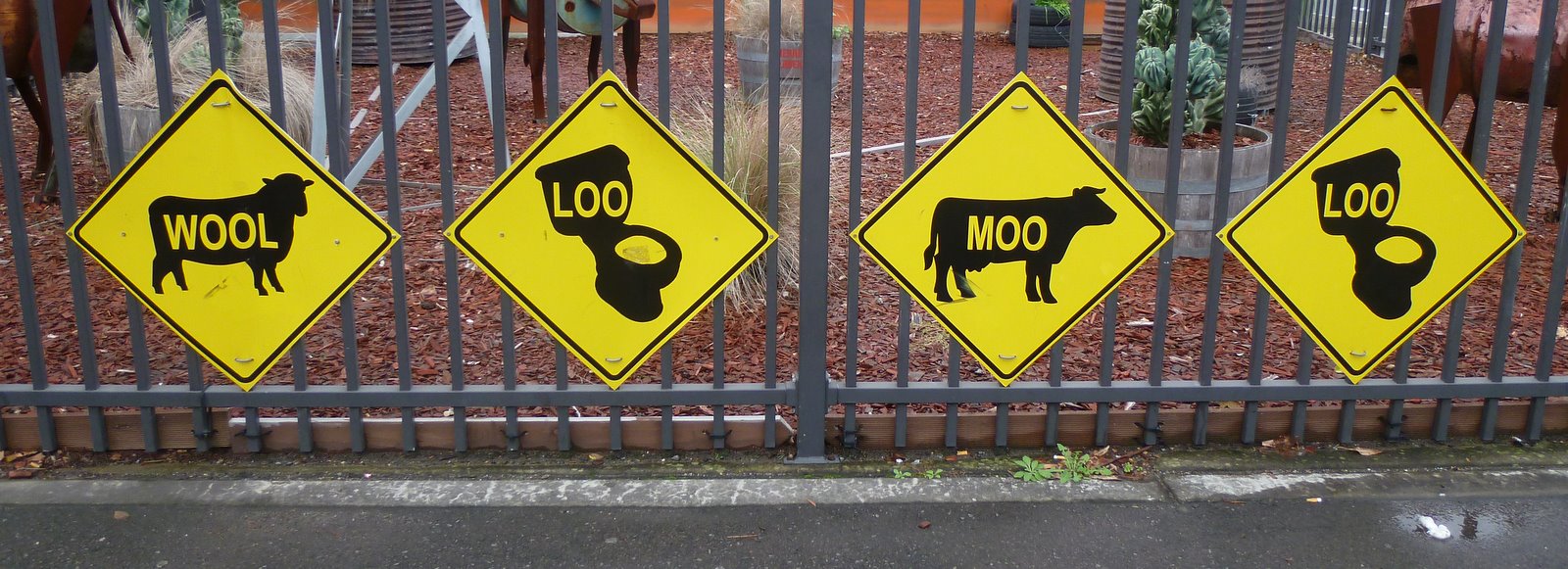 Kiki's European Adventure: Sign of the day - Woolloomooloo