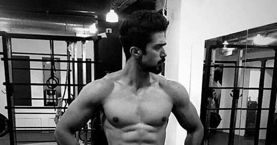 Shirtless Bollywood Men: Actor working out topless at the gym
