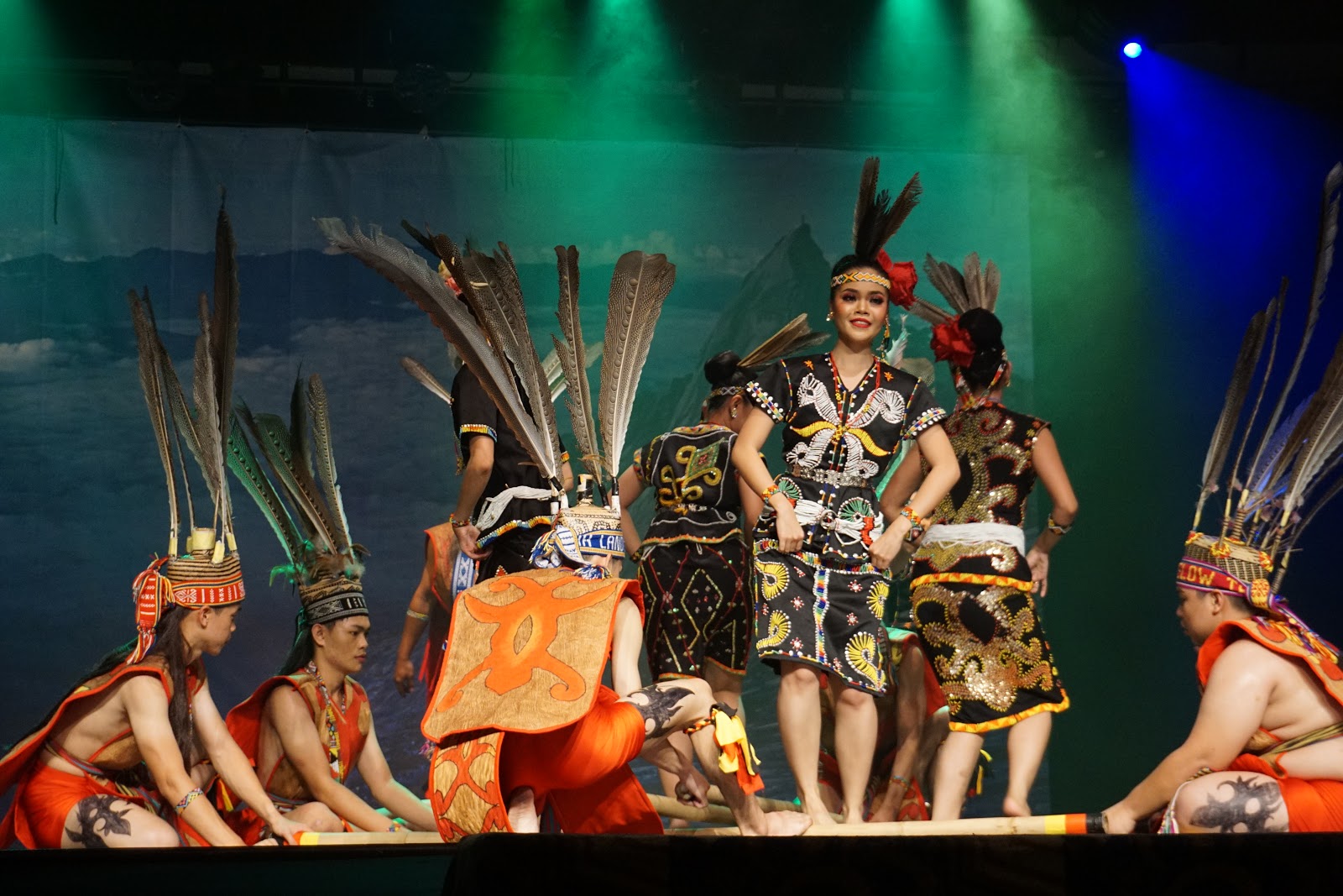 PERSEMBAHAN TARIAN ETNIK SABAH TITIK MENGALAI SEMPENA PANGGUNG SENI ...