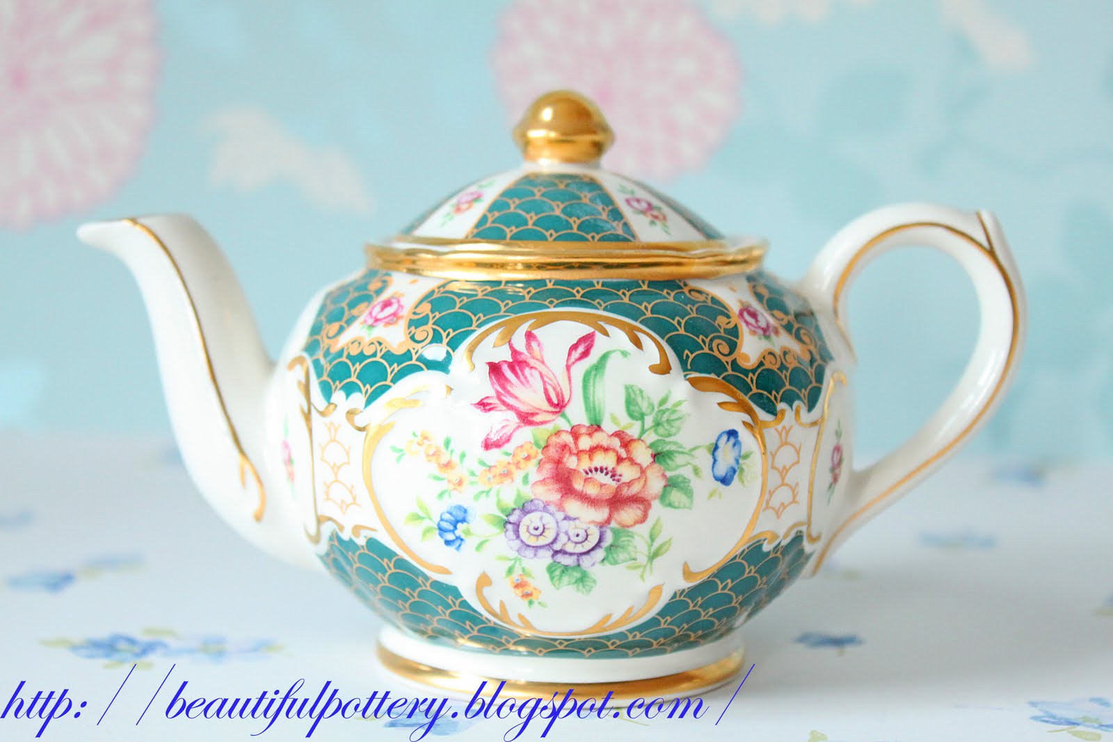 BEAUTIFUL POTTERY: Heirloom Teapots Collection ( Made In England )