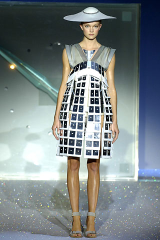 Two Wonder Girls: Hussein Chalayan Spring 2007
