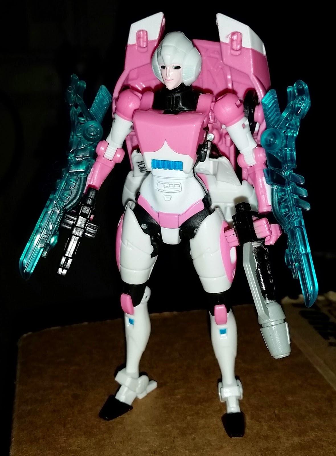 ChachiPower: Hasbro Generations IDW ARCEE deluxe class figure in hand
