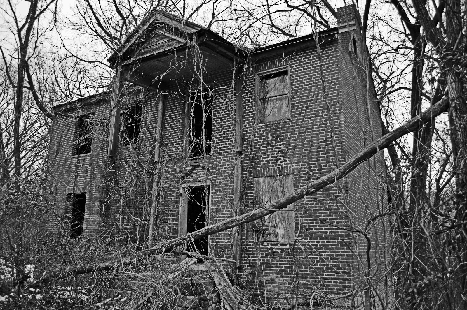 Pocketful of Ginch: Spooky Abandoned Farmhouse