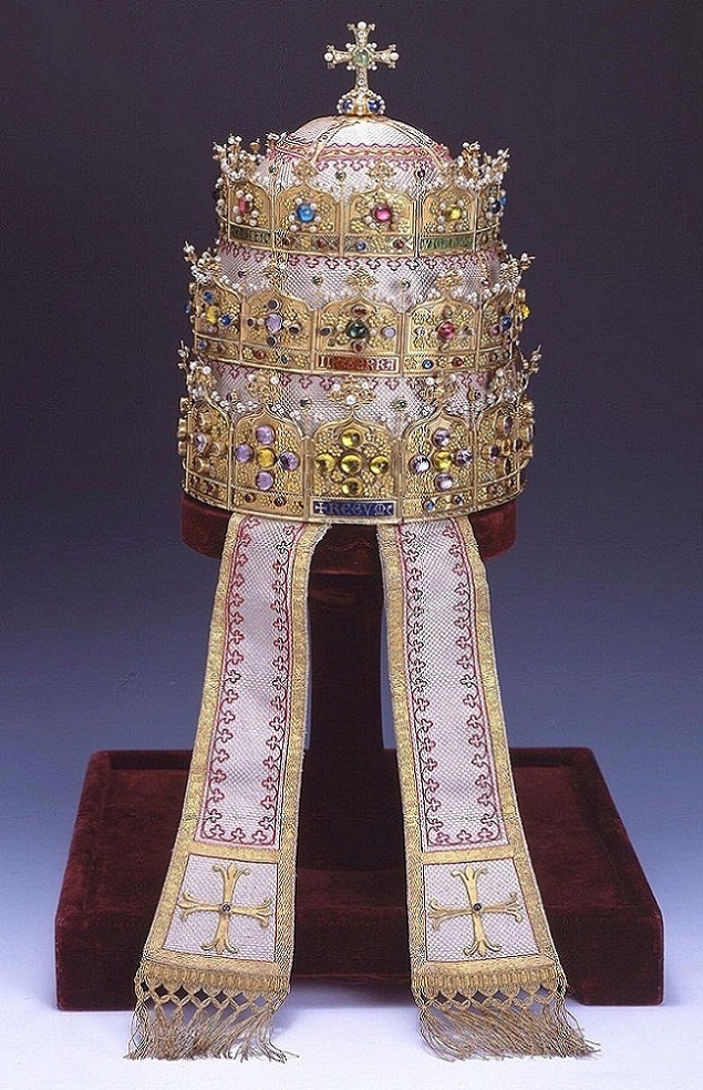 Redemptionis Sacramentum: A Tiara Papal