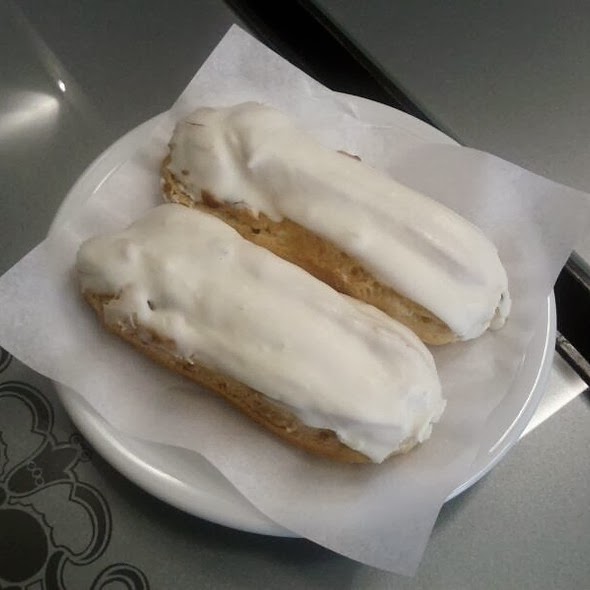 ECLAIR (Bomba com frutas frescas e doce de leite)