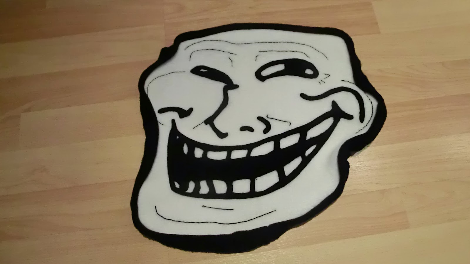Nerdy Crafts: Das Trollface Kissen