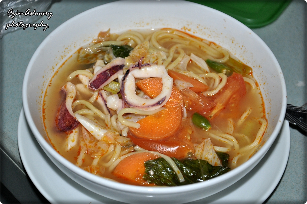 [A].[X].[I].[M].[U].[D]: IFTAR DAN MOREH : MEE TOMYAM VS KEROPOK LEKOR