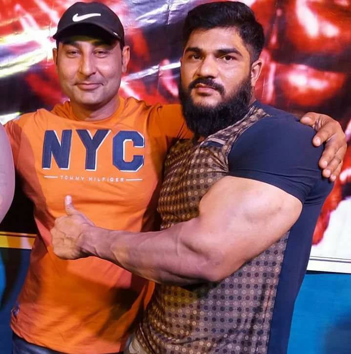 world bodybuilders pictures: loyllepuri faisalabadi bodybuilder rafaqat ...