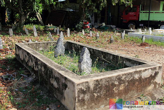 Gubuk Kecil Kembara Jalanan: Rumah Berjirankan Kubur