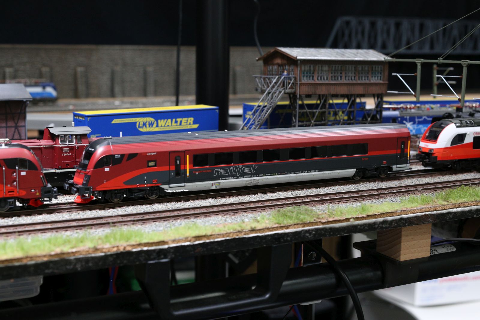 イタリアでは推進運転が禁止されてるそうで制御客車側にも機関車が連結されるので後で再現したい。