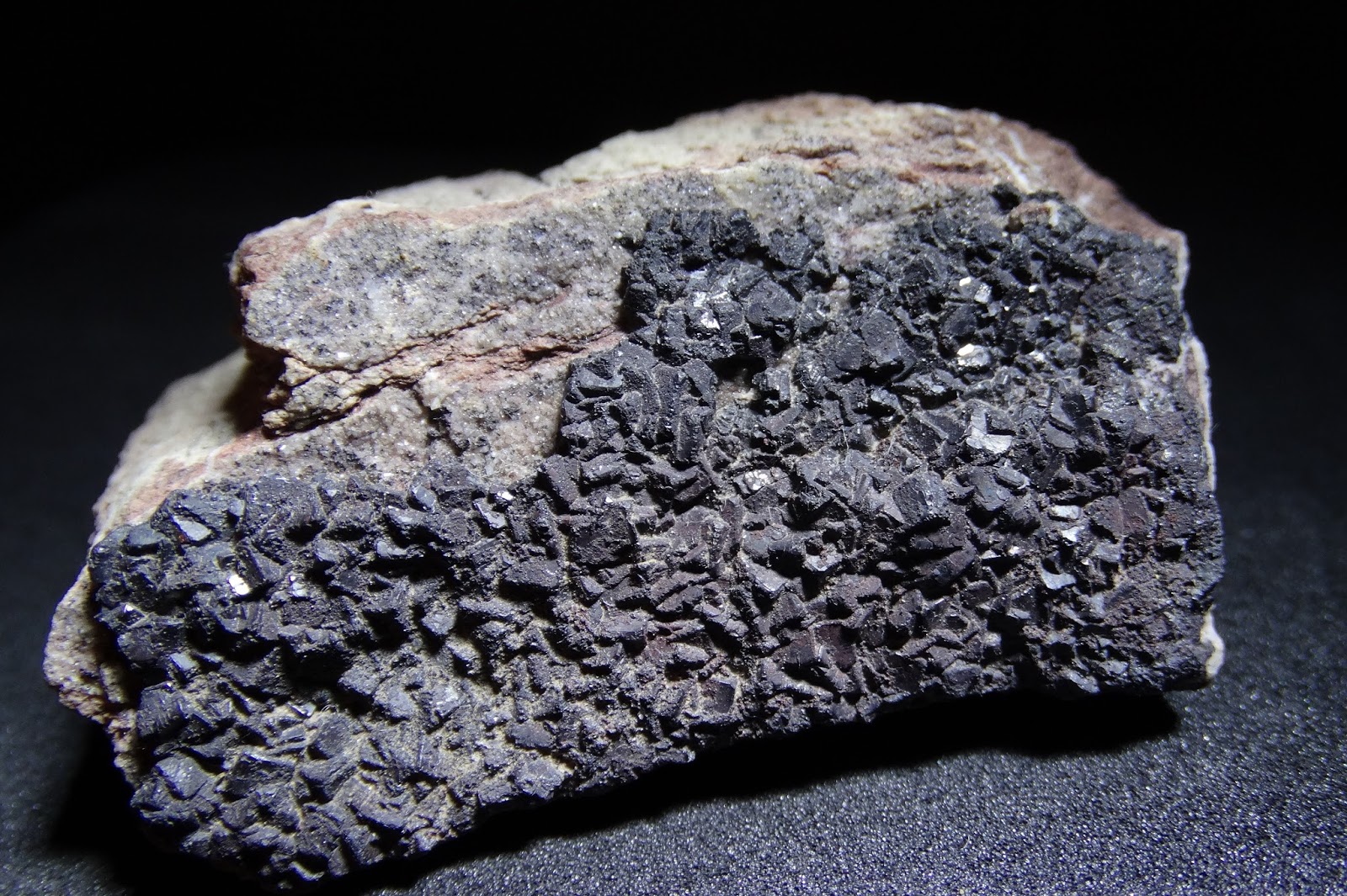 Need help ID this rock : r/geology