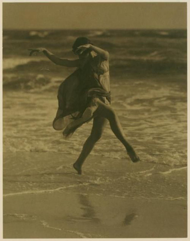 Vintage Nature Dances – Stunning Photos of Outside Performances in the ...