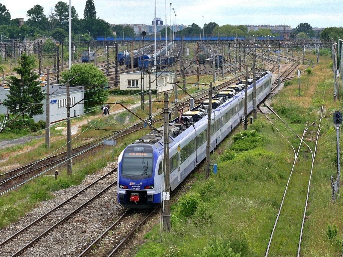 Spojrzenie z góry na ED160-001 i EN63A-005 | Kolejowe Kielce