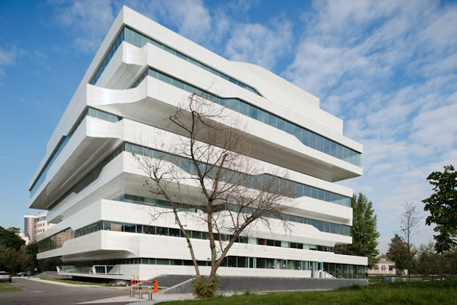 Faça um passeio virtual pelo Dominion Office Building de Zaha Hadid ...