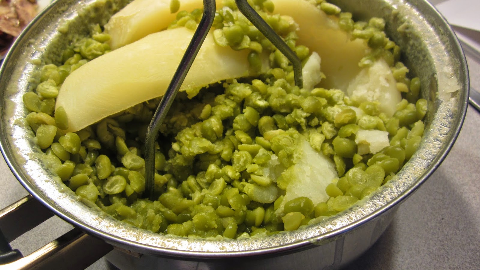 Effortnesslessly: Split Pea and Potato Pirozhki