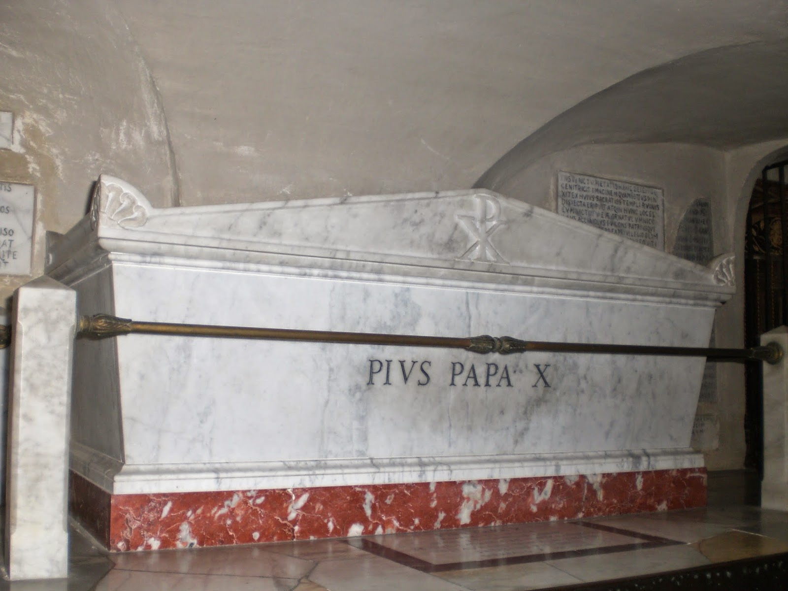 Orbis Catholicus Secundus: What the Tomb of Pius X Looked Like