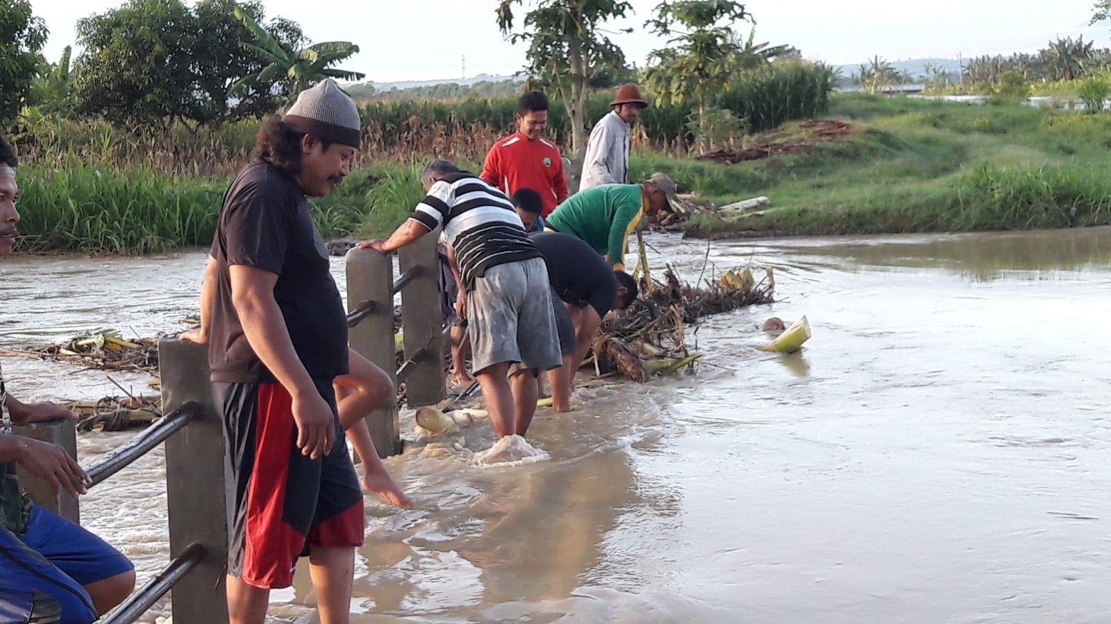 Dokpri: Warga Gubug gotong royong membersihkan Jembatan